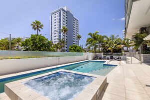 Piscina exterior, espreguiçadeiras