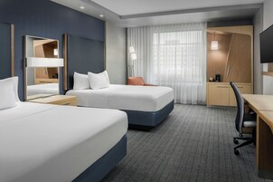 Quarto, 2 camas queen-size, não fumadores | Cofre no quarto, secretária, ferro/tábua de engomar 