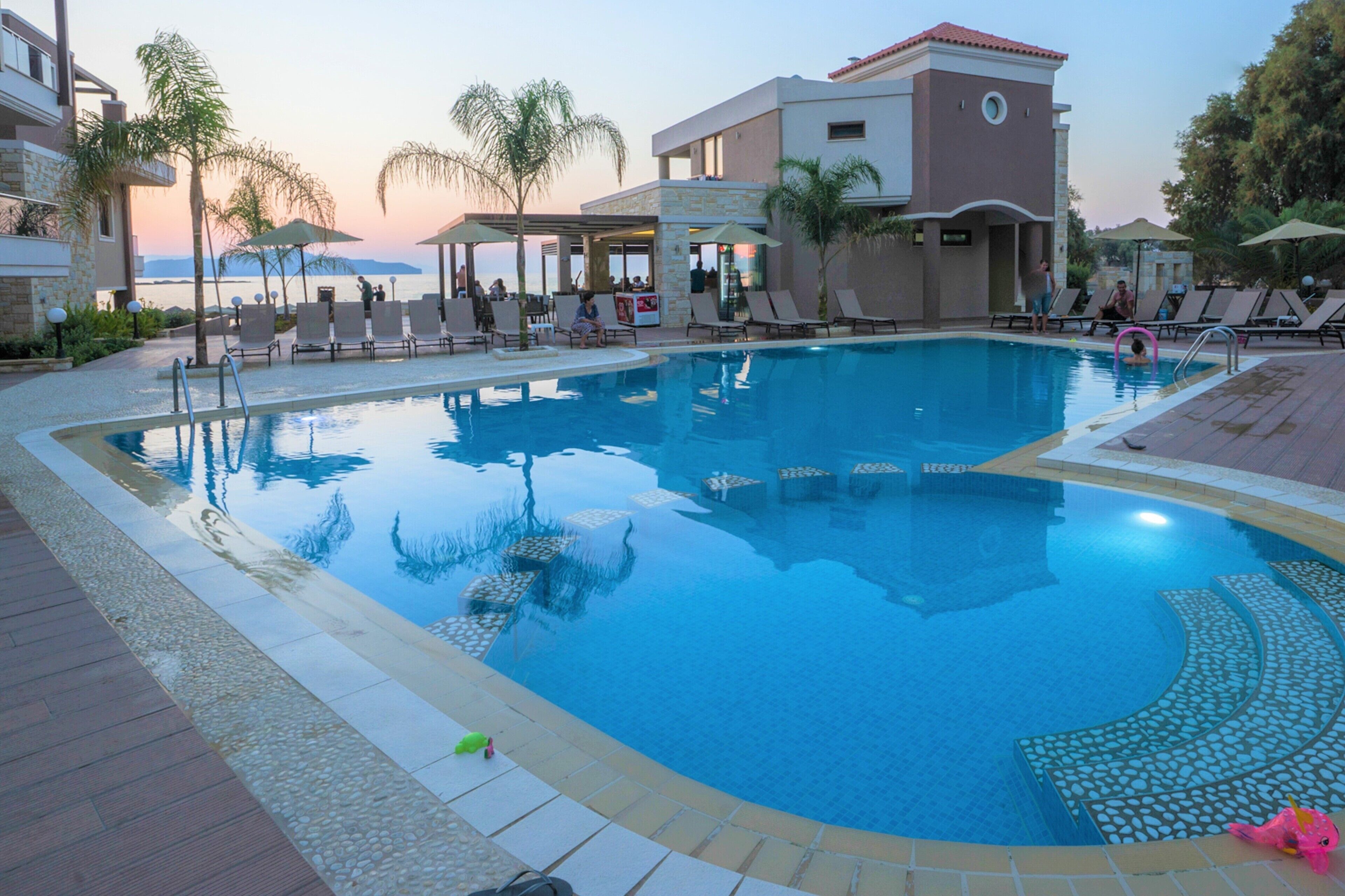 Piscina exterior, guarda-sóis, espreguiçadeiras 