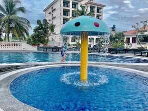 Piscina exterior, espreguiçadeiras 