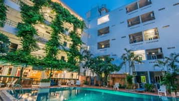 Piscina exterior, espreguiçadeiras