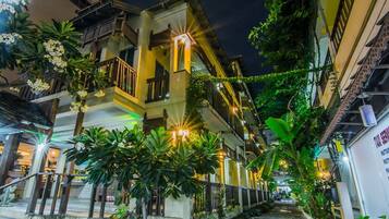 Fachada do alojamento (tarde/noite)