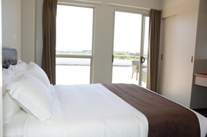 Roupas de cama premium, escrivaninha, ferros/tábuas de passar roupa