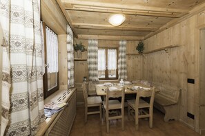 Apartamento, 2 quartos | Refeições no quarto