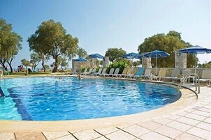 Piscina exterior, uma piscina transbordante, guarda-sóis 