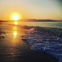 Na praia, espreguiçadeiras, guarda-sóis de praia, toalhas de praia 