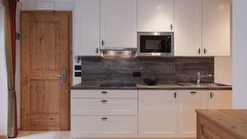 Apartamento Familiar, 2 quartos (+ add. cleaning fee 60€) | Sala de estar | TV de ecrã plano