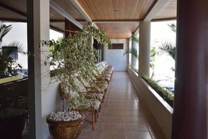 Área de estar no saguão