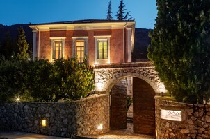 Fachada da propriedade à noite