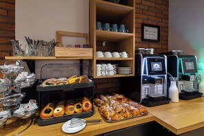 Café da manhã com buffet todos os dias mediante uma taxa