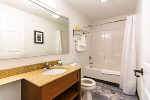 Uma combinação polibã/banheira, toalhas fornecidas 