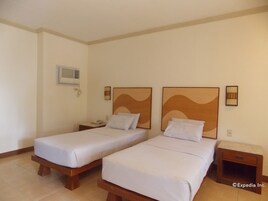 Suíte empresarial, 2 camas de solteiro | Escrivaninha, Wi-Fi de cortesia, roupa de cama