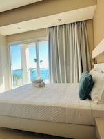 Double Room, Garden or Inland View | Cofre no quarto, roupa de cama fornecida