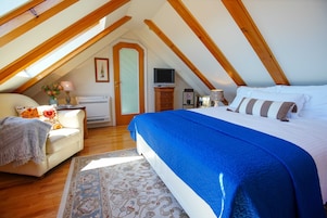 Estúdio conforto, 1 cama Queen, cozinha americana, vista para o porto | Roupas de cama premium, cofres nos quartos