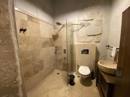 Quarto Familiar | Casa de banho | Artigos de higiene pessoal grátis, um secador de cabelo, chinelos