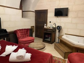 Quarto Royal | Roupa de alta qualidade, edredões de penas, cofre no quarto