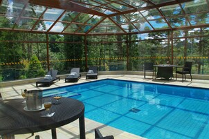 Piscina externa, espreguiçadeiras