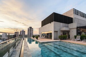 Piscina exterior, espreguiçadeiras 