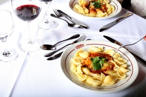 Pequenos-almoços, almoços, jantares servidos, cozinha brasileira 