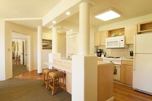 Geladeira grande, micro-ondas, fogão, cooktop