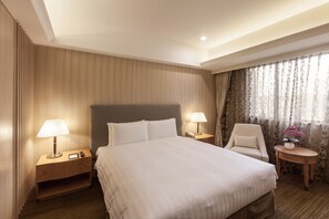 Quarto Empresarial | Cofre no quarto, secretária, cortinas/cortinados opacos 