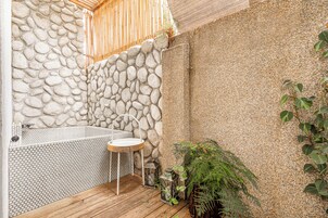 Quarto Duplo Básico | Casa de banho | Um secador de cabelo, chinelos, toalhas fornecidas 