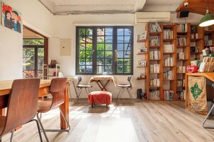 Pequenos-almoços e almoços servidos, com vista para o jardim 