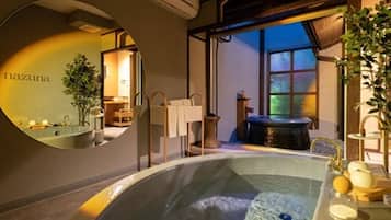 Casa de Férias Luxo, não fumadores (w/OpenAirBath,13+age,StairsToBedroom) | Casa de banho | Um polibã e uma banheira separados, uma banheira de imersão total