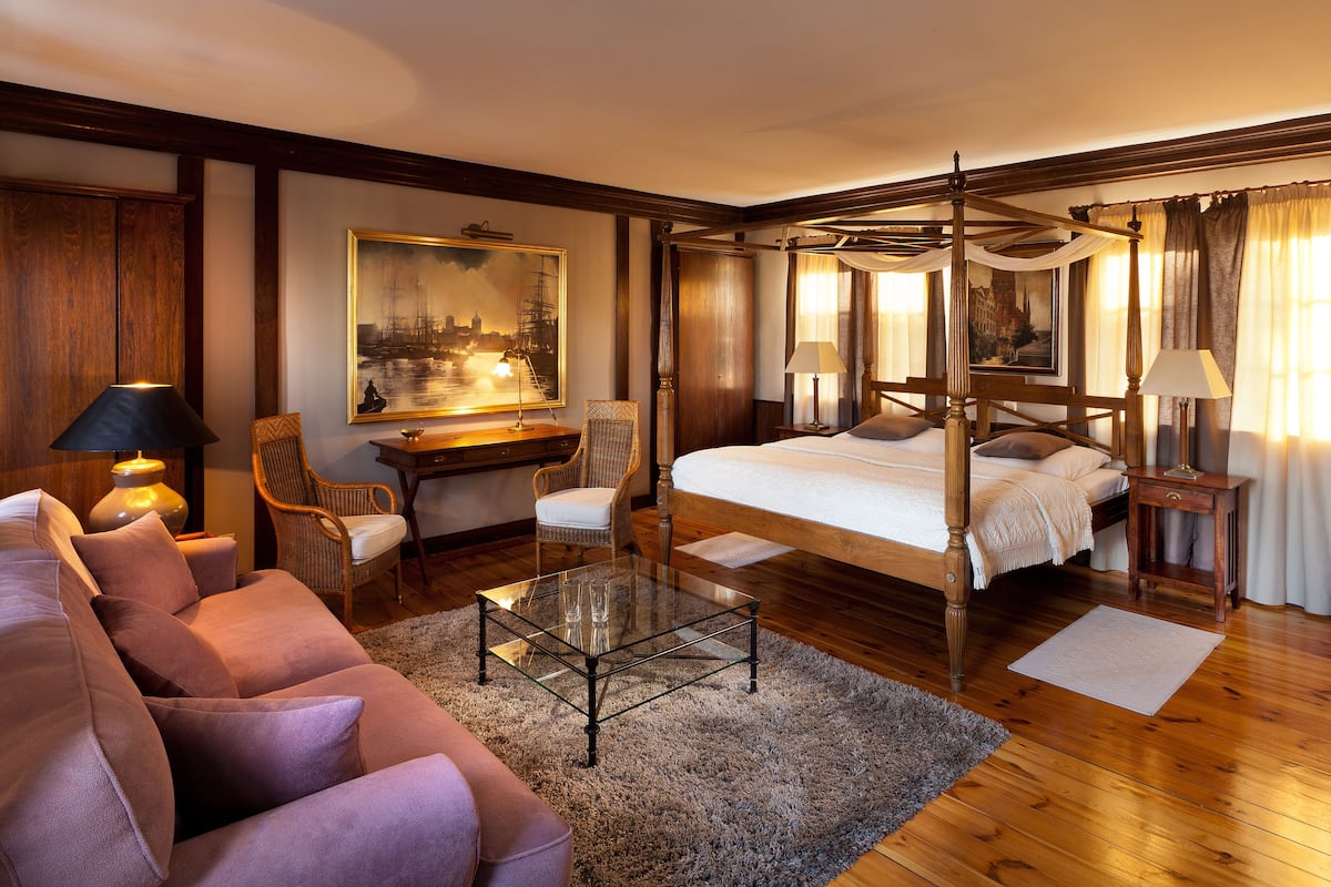 Quarto Duplo | Secretária, camas desdobráveis, Wi-fi grátis, roupa de cama fornecida