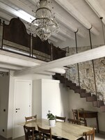 Suite-Estúdio de Luxo, 1 quarto, não fumadores, cozinha | Sala de estar | Televisor LCD 