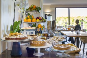Café da manhã com buffet grátis todos os dias
