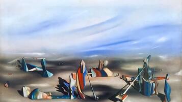 Uma paisagem surreal com formas e figuras abstratas.