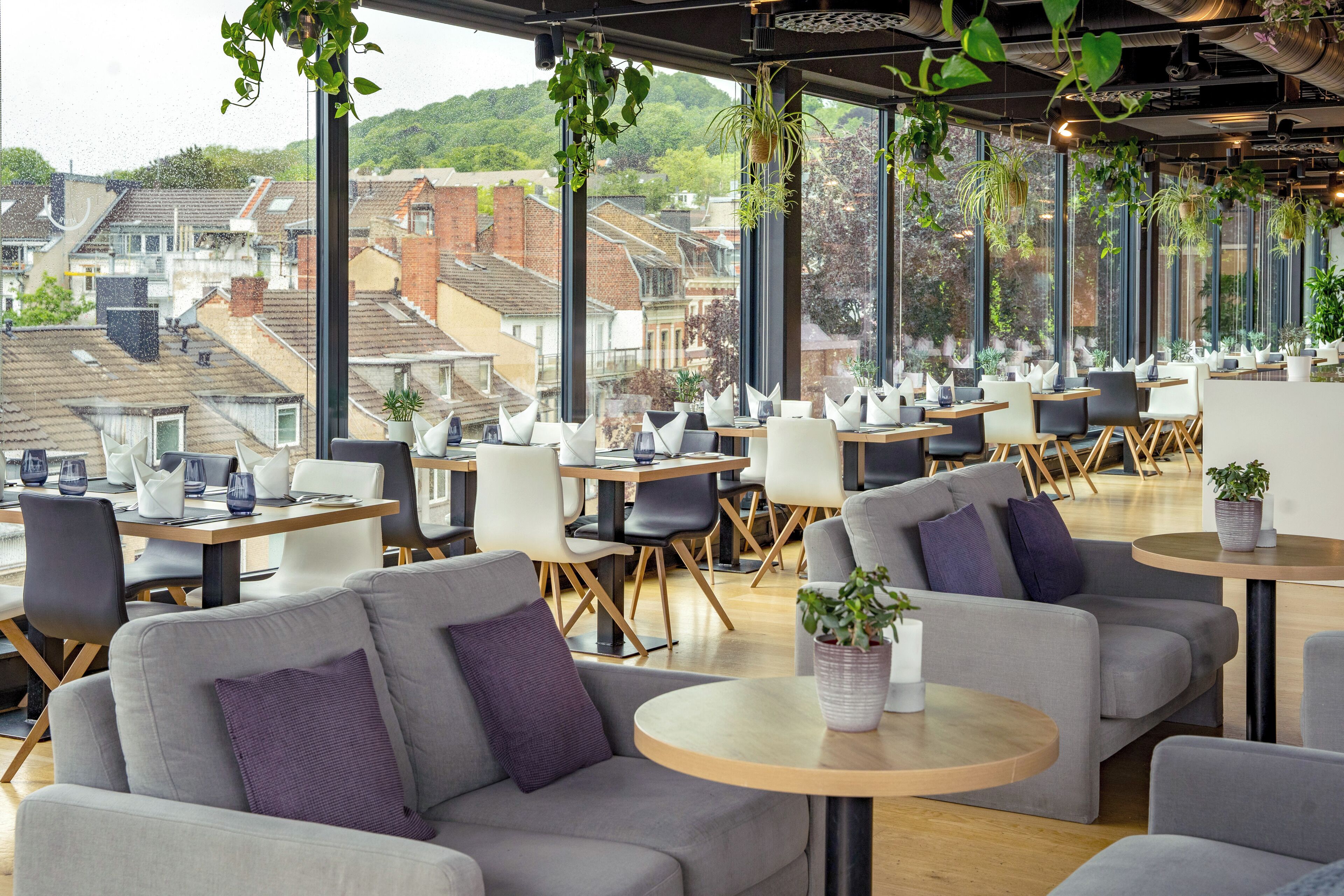 Serviço de café da manhã, almoço, jantar; restaurante ao ar livre
