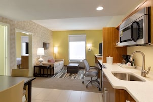 Cofres nos quartos, escrivaninha, cortinas blackout