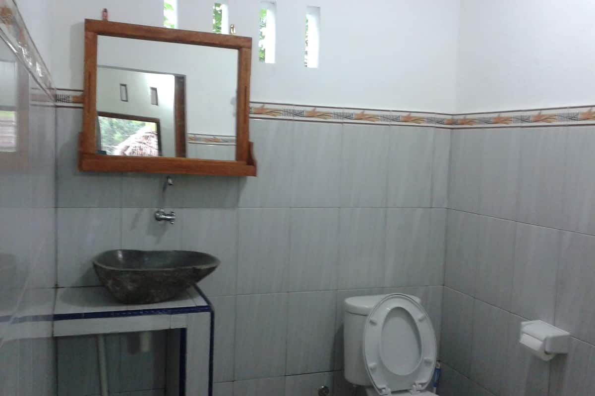 Standard Room with Air Conditioner | Banheiro | Chuveiro, produtos de toalete grátis