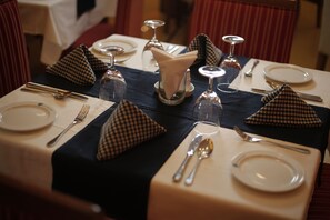 2 restaurantes: servem pequenos-almoços, almoços e jantares