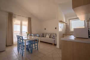 Apartamento, 1 quarto, vista para o mar | Área de estar | TV LCD 32 polegadas com canais via satélite, TV