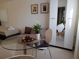 Quarto duplo luxo, 2 camas de solteiro | Roupas de cama premium, cofres nos quartos, cortinas blackout
