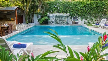 Piscina externa, guarda-sóis, espreguiçadeiras