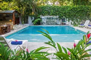 Piscina exterior, guarda-sóis, espreguiçadeiras 