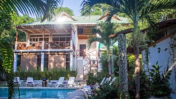 Piscina externa, guarda-sóis, espreguiçadeiras