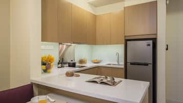 Geladeira, micro-ondas, cooktop, chaleira elétrica