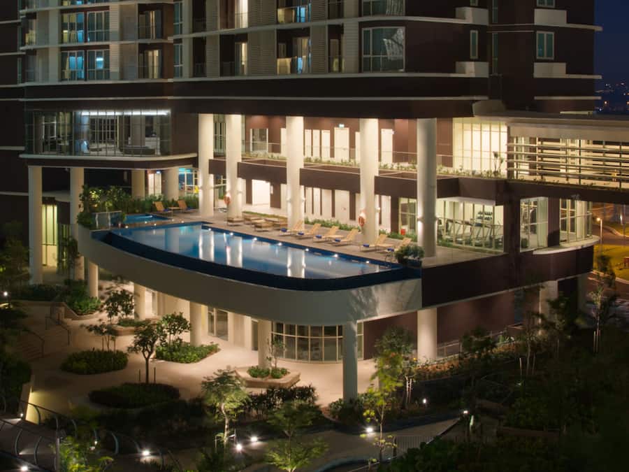 Fachada da propriedade à noite