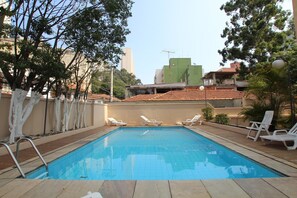 Piscina exterior, espreguiçadeiras