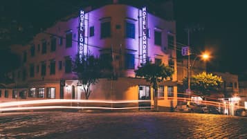 Fachada da propriedade à noite