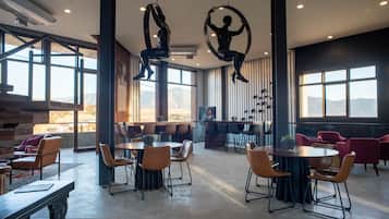 3 restaurantes, café da manhã, culinária mediterrânea