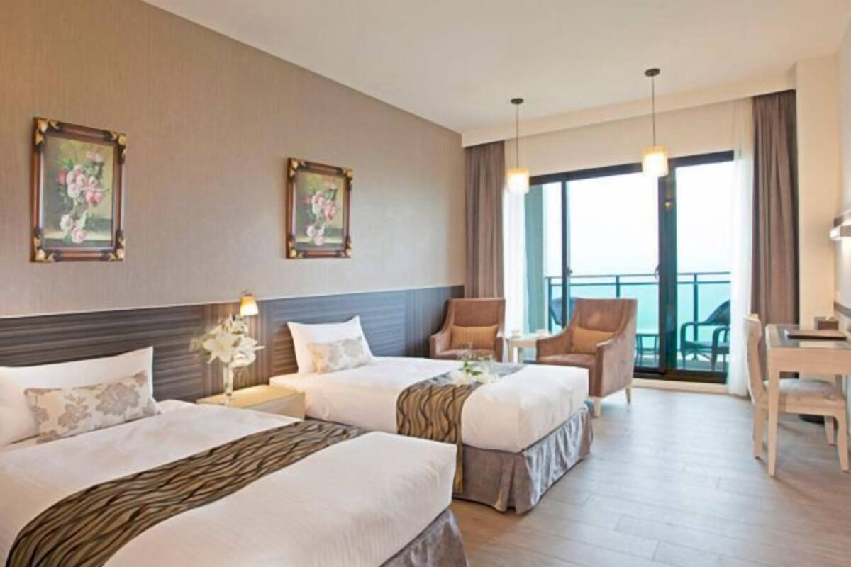 Cofres nos quartos, escrivaninha, cortinas blackout