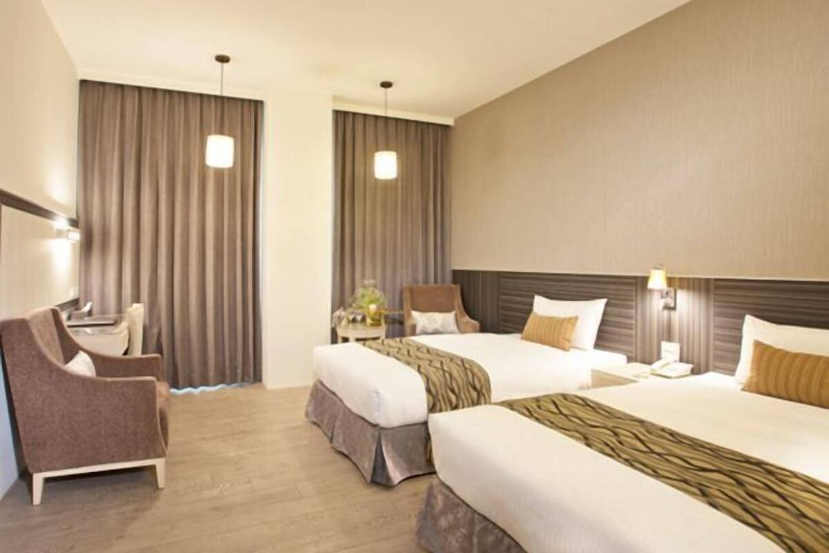 Cofres nos quartos, escrivaninha, cortinas blackout