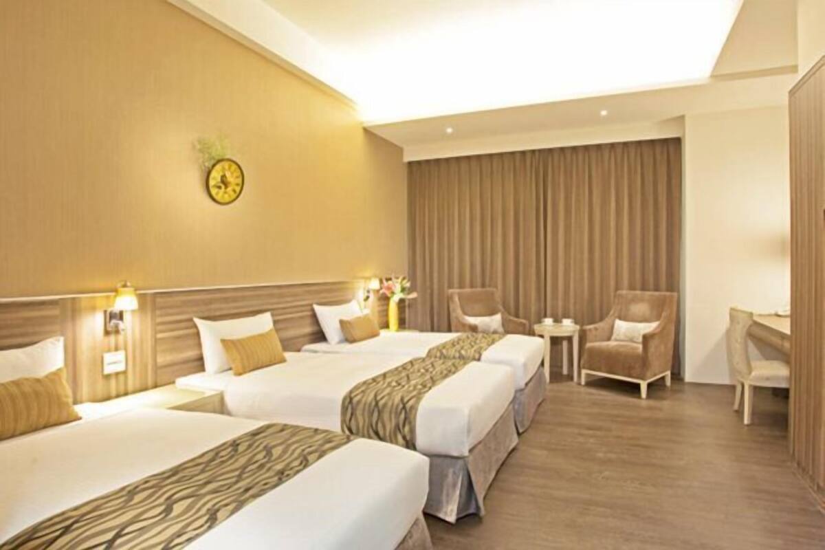 Cofres nos quartos, escrivaninha, cortinas blackout