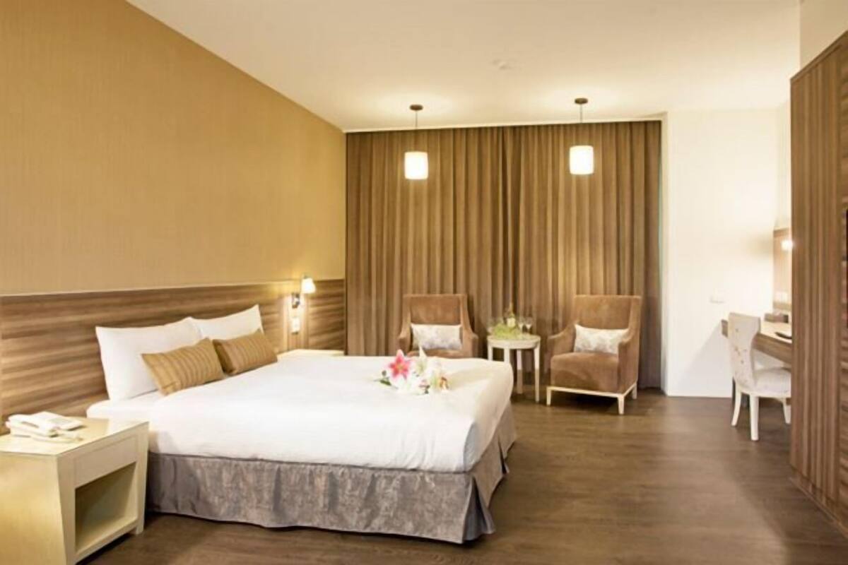 Cofres nos quartos, escrivaninha, cortinas blackout